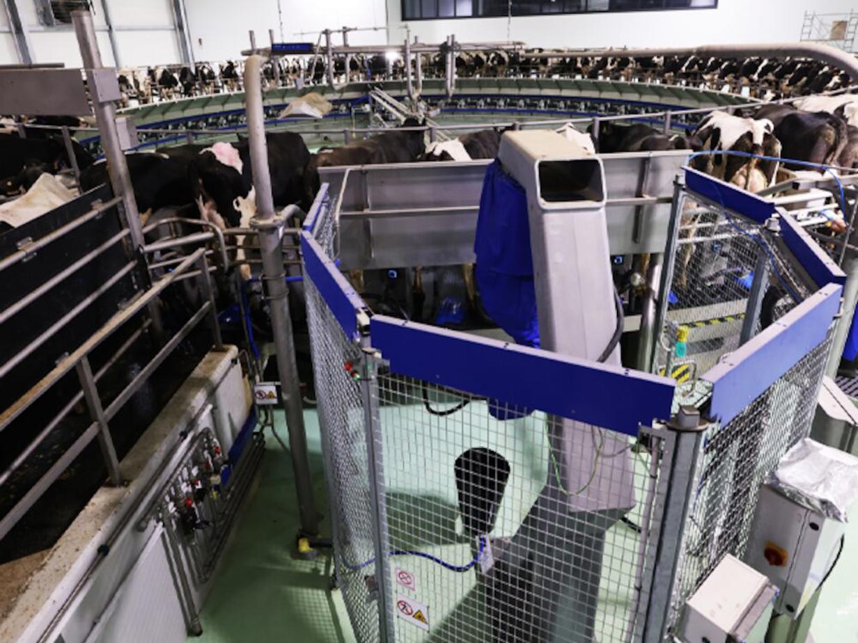 Teat spray robot TSR2 - DeLaval