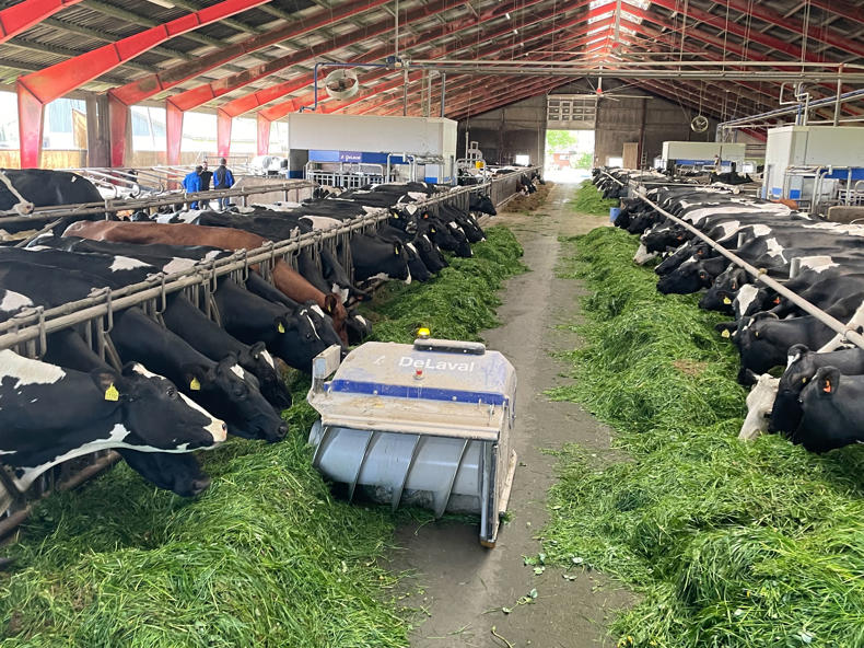 DeLaval OptiDuo™ Robotic Feed Pusher