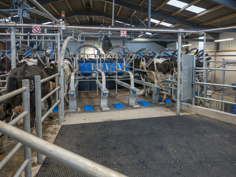 DeLaval Rotary milking system E100 - DeLaval