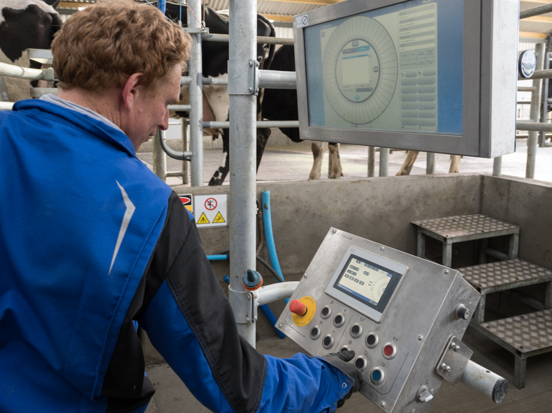 DeLaval Rotary milking system E100 - DeLaval
